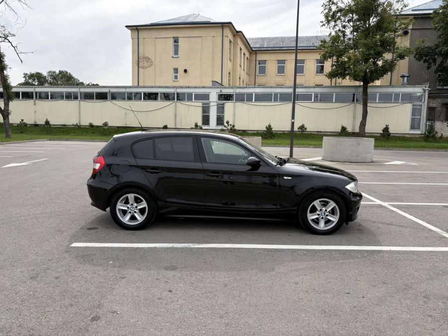Black BMW 118 2007 in Ukmerge, with an engine capacity of 2.00 L and mileage of 332 thousand km for 2300 €, photo 3 on AUTOMOTO.COM.LV