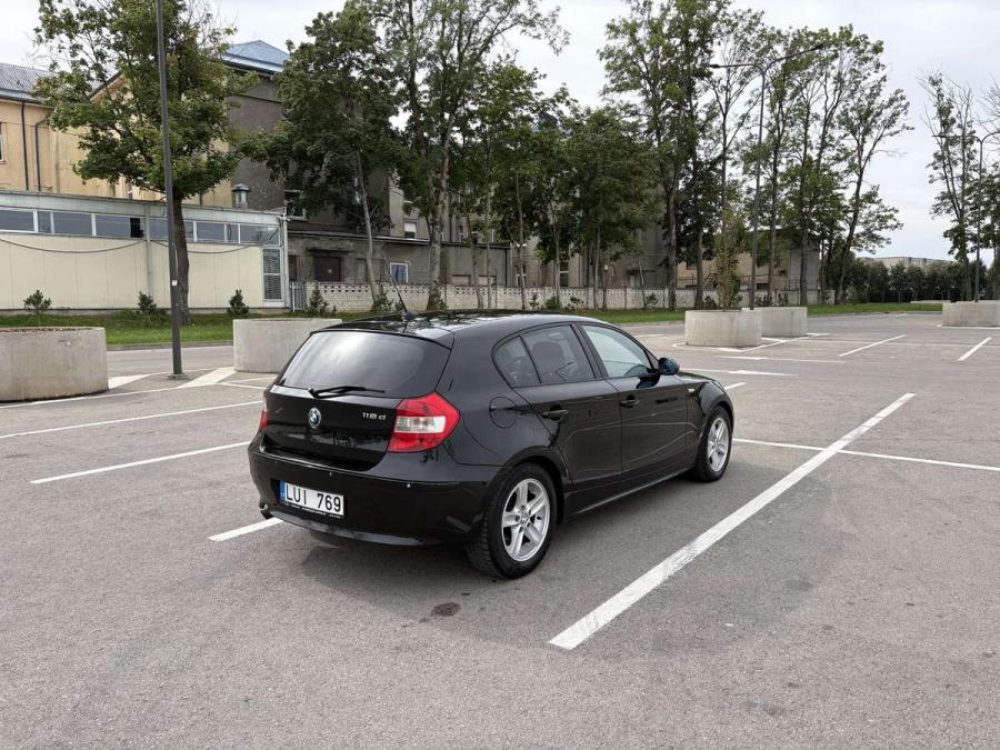 Black BMW 118 2007 in Ukmerge, with an engine capacity of 2.00 L and mileage of 332 thousand km for 2300 €, photo 4 on AUTOMOTO.COM.LV