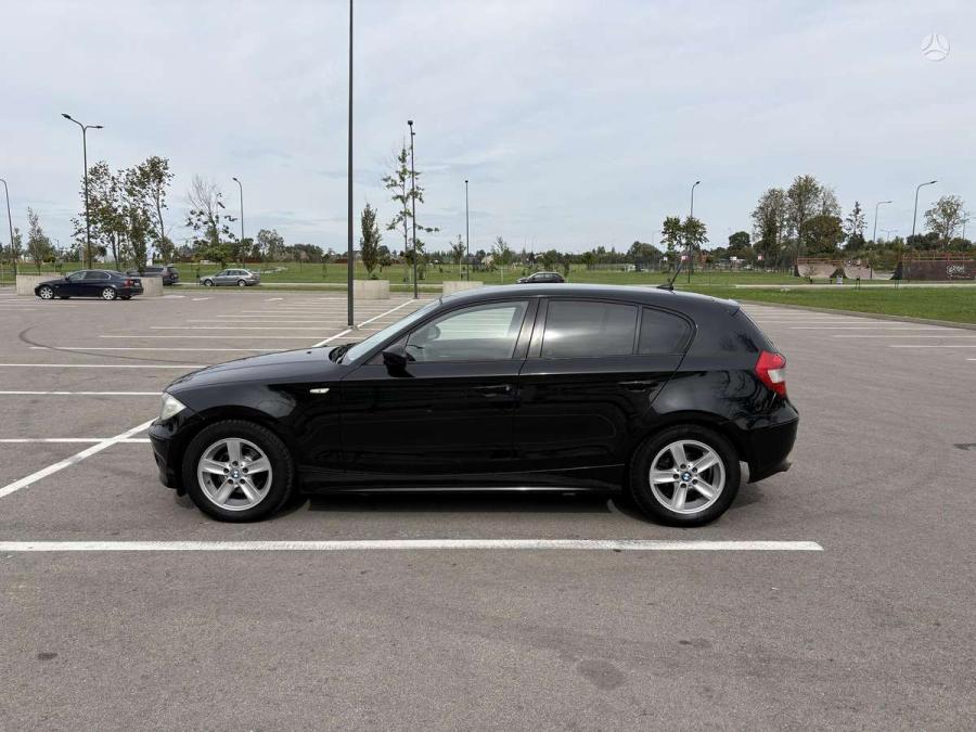Black BMW 118 2007 in Ukmerge, with an engine capacity of 2.00 L and mileage of 332 thousand km for 2300 €, photo 6 on AUTOMOTO.COM.LV