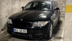 Melns BMW 118 2008 Viļņa, ar dzinēja tilpumu 2.00 L un nobraukumu 267 tūkst. km par 1800 €, foto  vietnē AUTOMOTO.COM.LV