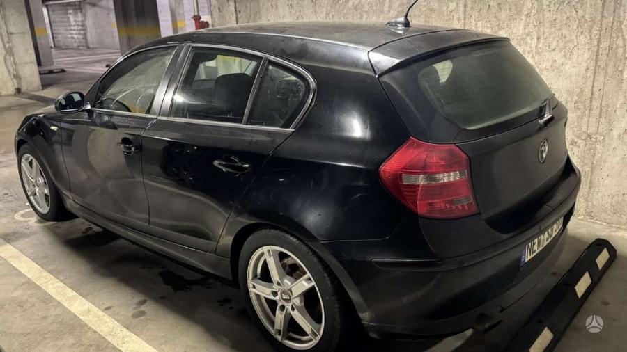 Melns BMW 118 2008 Viļņa, ar dzinēja tilpumu 2.00 L un nobraukumu 267 tūkst. km par 1800 €, foto 3 vietnē AUTOMOTO.COM.LV