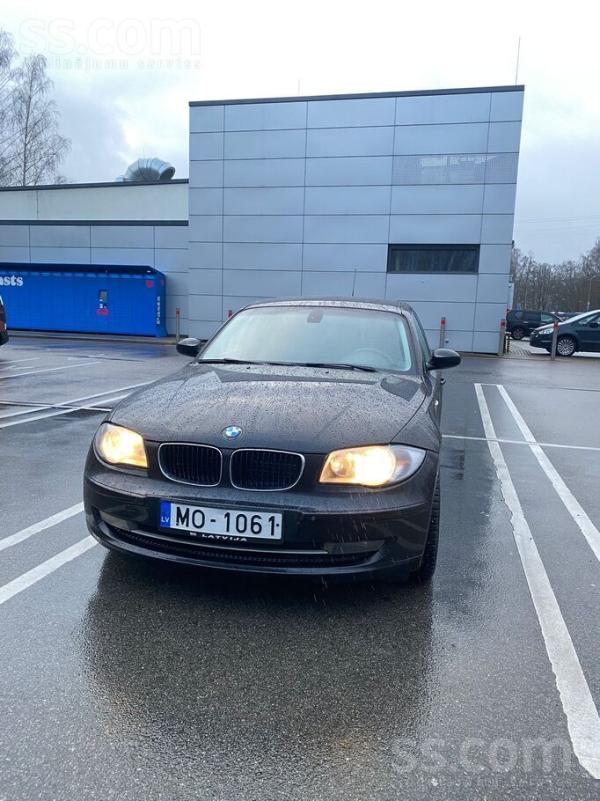 Black BMW 118 2008 in Riga, with an engine capacity of 2.00 L and mileage of 302 thousand km for 4600 €, photo 1 on AUTOMOTO.COM.LV