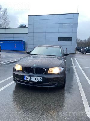 Black BMW 118 2008 in Riga, with an engine capacity of 2.00 L and mileage of 302 thousand km for 4600 €, photo  on AUTOMOTO.COM.LV
