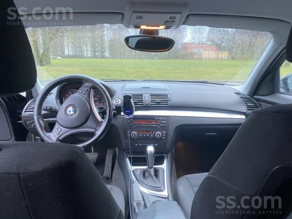 Black BMW 118 2008 in Riga, with an engine capacity of 2.00 L and mileage of 302 thousand km for 4600 €, photo 2 on AUTOMOTO.COM.LV