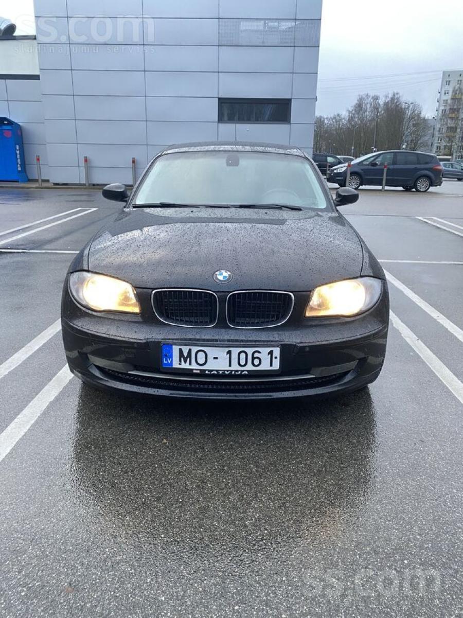 Black BMW 118 2008 in Riga, with an engine capacity of 2.00 L and mileage of 302 thousand km for 4600 €, photo 4 on AUTOMOTO.COM.LV
