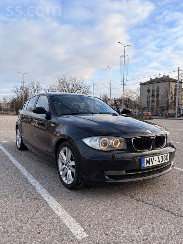 Black BMW 118 2008 in Riga, with an engine capacity of 2.00 L and mileage of 303 thousand km for 3300 €, photo 1 on AUTOMOTO.COM.LV