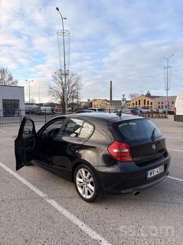 Black BMW 118 2008 in Riga, with an engine capacity of 2.00 L and mileage of 303 thousand km for 3300 €, photo 3 on AUTOMOTO.COM.LV