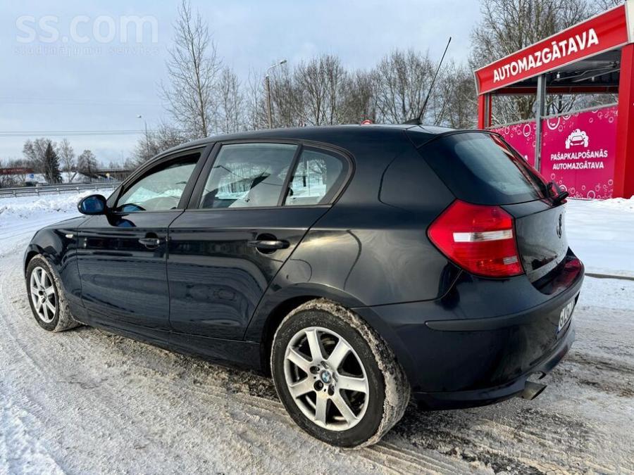 Black BMW 118 2008 in Riga, with an engine capacity of 2.00 L and mileage of 299 thousand km for 1950 €, photo 4 on AUTOMOTO.COM.LV