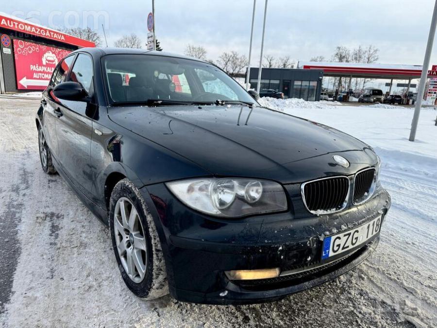 Black BMW 118 2008 in Riga, with an engine capacity of 2.00 L and mileage of 299 thousand km for 1950 €, photo 5 on AUTOMOTO.COM.LV