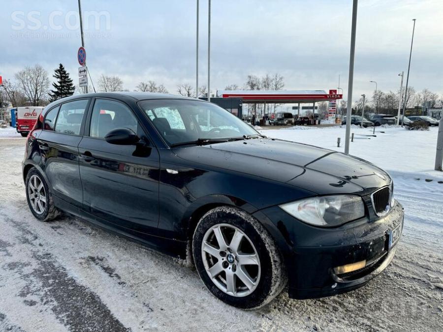 Black BMW 118 2008 in Riga, with an engine capacity of 2.00 L and mileage of 299 thousand km for 1950 €, photo 6 on AUTOMOTO.COM.LV