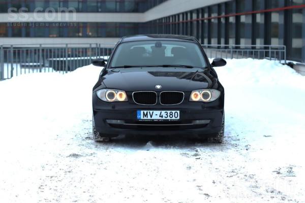 Black BMW 118 2008 in Riga, with an engine capacity of 2.00 L and mileage of 298 thousand km for 3980 €, photo 2 on AUTOMOTO.COM.LV