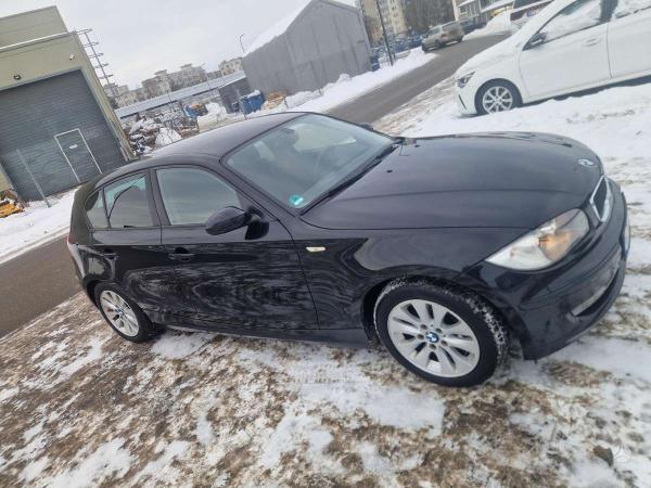 Black BMW 118 2008 in Kaunas, with an engine capacity of 2.00 L and mileage of 224 thousand km for 3900 €, photo 1 on AUTOMOTO.COM.LV