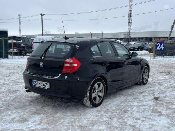 Melns BMW 118 2008 Kauņa, ar dzinēja tilpumu 2.00 L un nobraukumu 276 tūkst. km par 3550 €, foto 4 vietnē AUTOMOTO.COM.LV