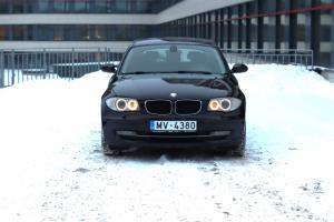 Black BMW 118 2008 in Riga, with an engine capacity of 2.00 L and mileage of 298 thousand km for 3780 €, photo 2 on AUTOMOTO.COM.LV