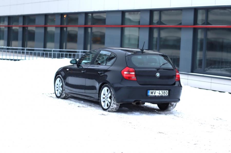 Black BMW 118 2008 in Riga, with an engine capacity of 2.00 L and mileage of 298 thousand km for 3780 €, photo 4 on AUTOMOTO.COM.LV