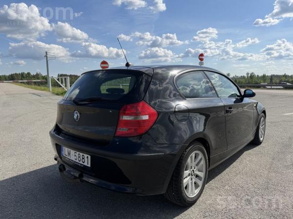 Black BMW 118 2008 in Riga, with an engine capacity of 2.00 L and mileage of 323 thousand km for 2760 €, photo 4 on AUTOMOTO.COM.LV