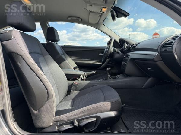 Black BMW 118 2008 in Riga, with an engine capacity of 2.00 L and mileage of 323 thousand km for 2760 €, photo 8 on AUTOMOTO.COM.LV