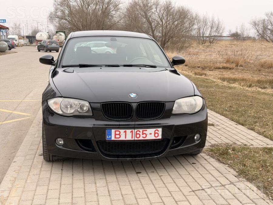 Black BMW 118 2008 in Liepaja, with an engine capacity of 2.00 L and mileage of 324 thousand km for 2550 €, photo 3 on AUTOMOTO.COM.LV