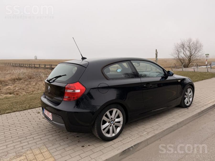 Black BMW 118 2008 in Liepaja, with an engine capacity of 2.00 L and mileage of 324 thousand km for 2550 €, photo 4 on AUTOMOTO.COM.LV
