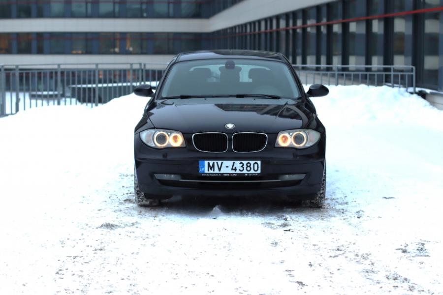 Black BMW 118 2008 in Riga, with an engine capacity of 2.00 L and mileage of 298 thousand km for 3780 €, photo 3 on AUTOMOTO.COM.LV
