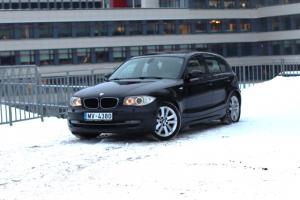 Black BMW 118 2008 in Riga, with an engine capacity of 2.00 L and mileage of 298 thousand km for 3780 €, photo 4 on AUTOMOTO.COM.LV