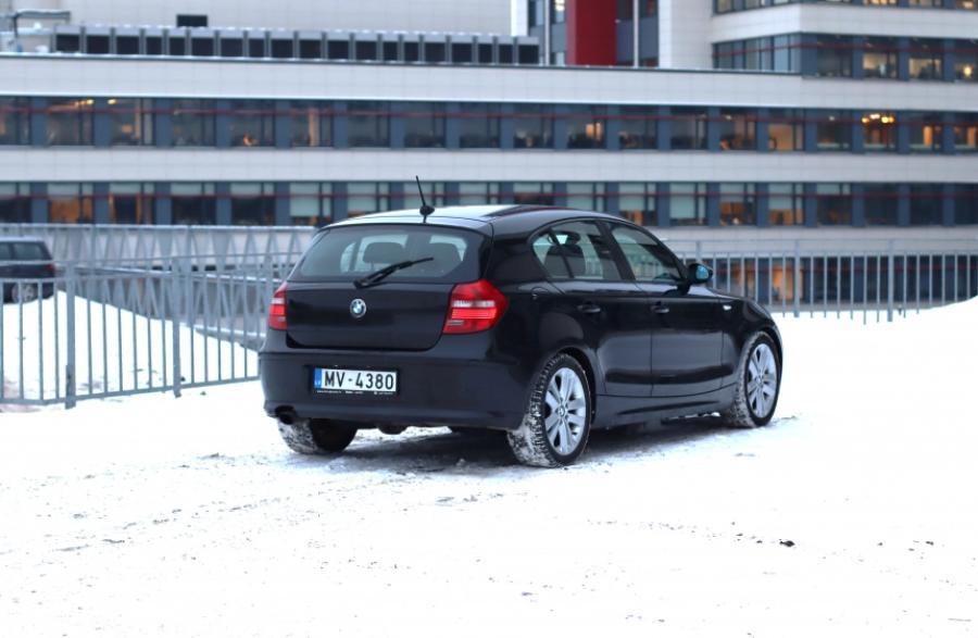 Black BMW 118 2008 in Riga, with an engine capacity of 2.00 L and mileage of 298 thousand km for 3780 €, photo 7 on AUTOMOTO.COM.LV