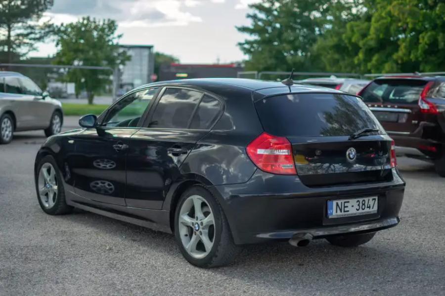 Black BMW 118 2008 in Liepaja, with an engine capacity of 2.00 L and mileage of 246 thousand km for 3950 €, photo 3 on AUTOMOTO.COM.LV