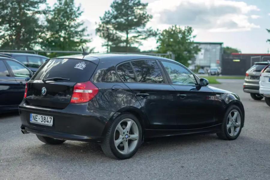 Black BMW 118 2008 in Liepaja, with an engine capacity of 2.00 L and mileage of 246 thousand km for 3950 €, photo 4 on AUTOMOTO.COM.LV