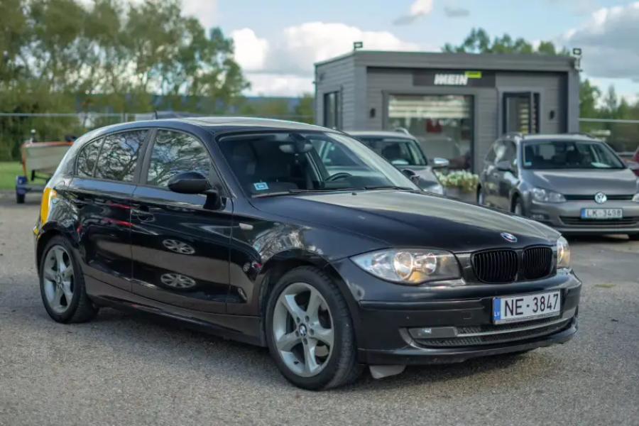 Black BMW 118 2008 in Liepaja, with an engine capacity of 2.00 L and mileage of 246 thousand km for 3950 €, photo 5 on AUTOMOTO.COM.LV