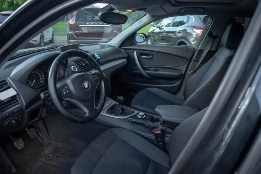 Black BMW 118 2008 in Liepaja, with an engine capacity of 2.00 L and mileage of 246 thousand km for 3950 €, photo 7 on AUTOMOTO.COM.LV