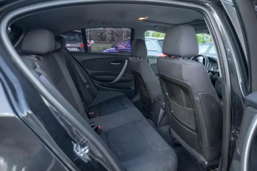 Black BMW 118 2008 in Liepaja, with an engine capacity of 2.00 L and mileage of 246 thousand km for 3950 €, photo 10 on AUTOMOTO.COM.LV