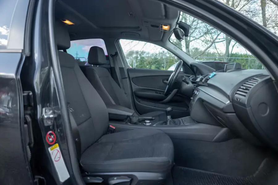Black BMW 118 2008 in Liepaja, with an engine capacity of 2.00 L and mileage of 246 thousand km for 3950 €, photo 11 on AUTOMOTO.COM.LV