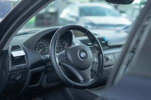 Black BMW 118 2008 in Liepaja, with an engine capacity of 2.00 L and mileage of 246 thousand km for 3950 €, photo 12 on AUTOMOTO.COM.LV