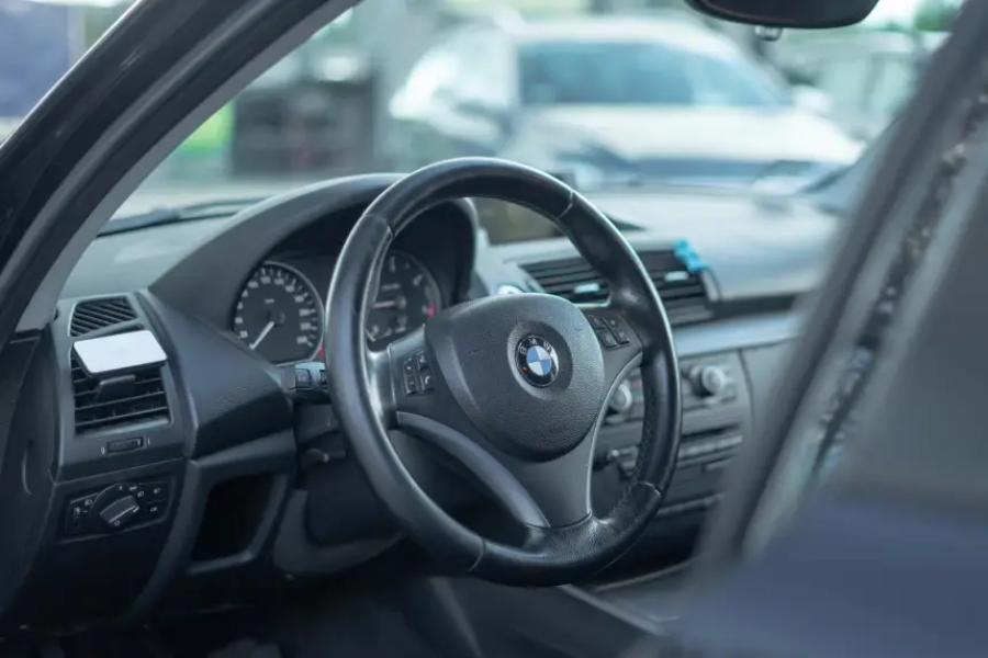 Black BMW 118 2008 in Liepaja, with an engine capacity of 2.00 L and mileage of 246 thousand km for 3950 €, photo 12 on AUTOMOTO.COM.LV