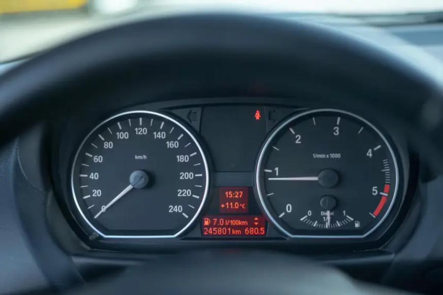 Black BMW 118 2008 in Liepaja, with an engine capacity of 2.00 L and mileage of 246 thousand km for 3950 €, photo 13 on AUTOMOTO.COM.LV