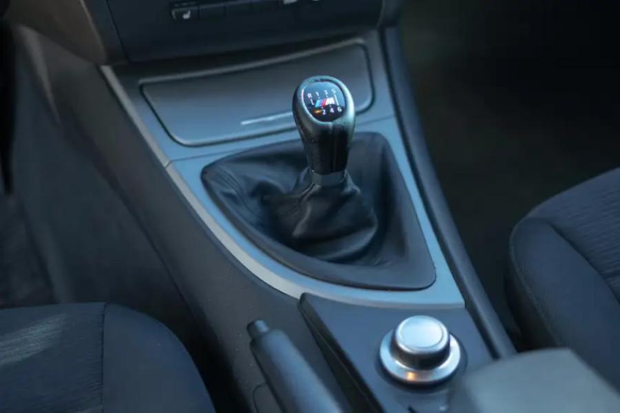 Black BMW 118 2008 in Liepaja, with an engine capacity of 2.00 L and mileage of 246 thousand km for 3950 €, photo 15 on AUTOMOTO.COM.LV