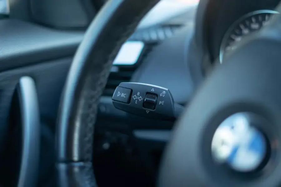 Black BMW 118 2008 in Liepaja, with an engine capacity of 2.00 L and mileage of 246 thousand km for 3950 €, photo 19 on AUTOMOTO.COM.LV