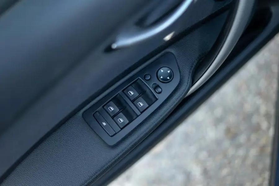 Black BMW 118 2008 in Liepaja, with an engine capacity of 2.00 L and mileage of 246 thousand km for 3950 €, photo 22 on AUTOMOTO.COM.LV