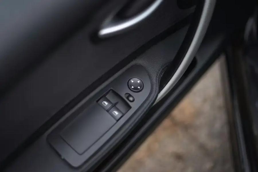 Melns BMW 118 2008 Liepāja, ar dzinēja tilpumu 2.00 L un nobraukumu 228 tūkst. km par 3200 €, foto 25 vietnē AUTOMOTO.COM.LV