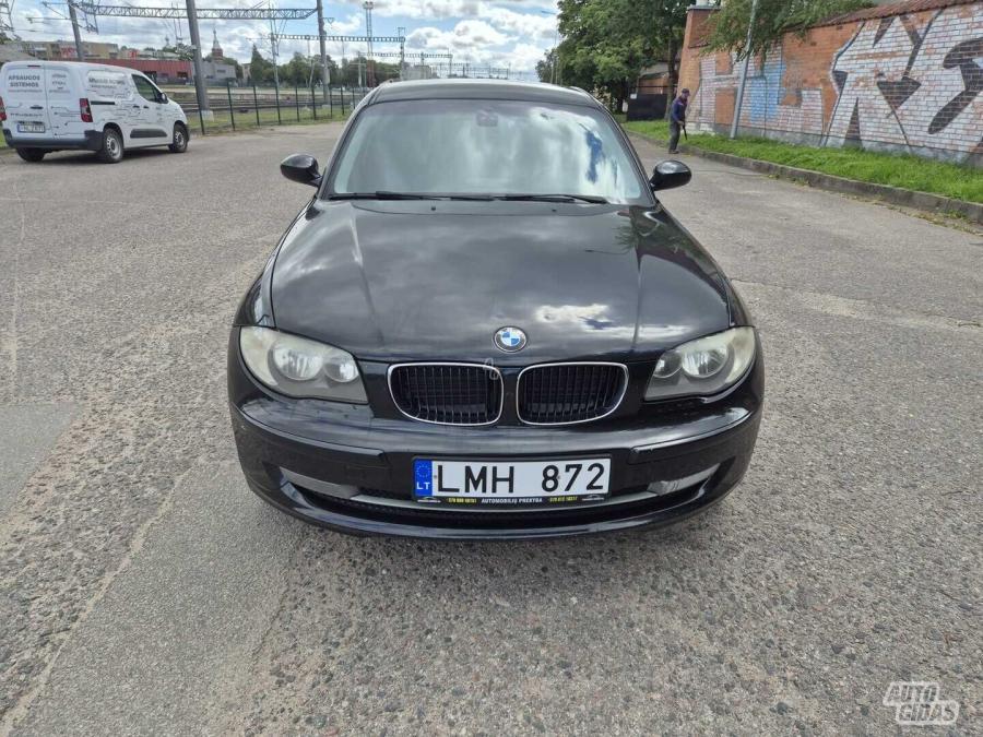 Black BMW 118 2008 in Siauliai, with an engine capacity of 2.00 L and mileage of 278 thousand km for 2300 €, photo 3 on AUTOMOTO.COM.LV