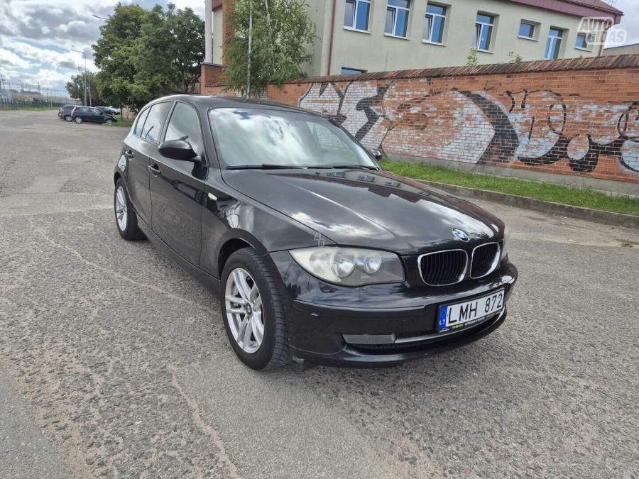 Black BMW 118 2008 in Siauliai, with an engine capacity of 2.00 L and mileage of 278 thousand km for 2300 €, photo 4 on AUTOMOTO.COM.LV