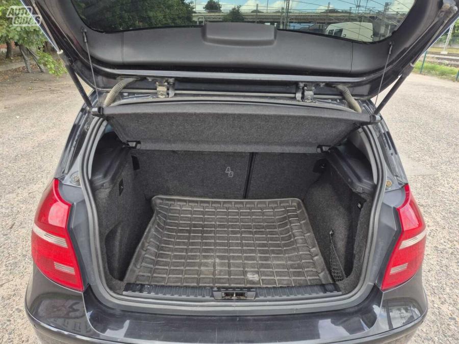 Black BMW 118 2008 in Siauliai, with an engine capacity of 2.00 L and mileage of 278 thousand km for 2300 €, photo 12 on AUTOMOTO.COM.LV