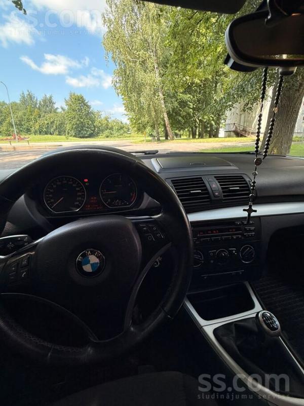 Black BMW 118 2008 in Bauska, with an engine capacity of 2.00 L and mileage of 321 thousand km for 3250 €, photo 5 on AUTOMOTO.COM.LV