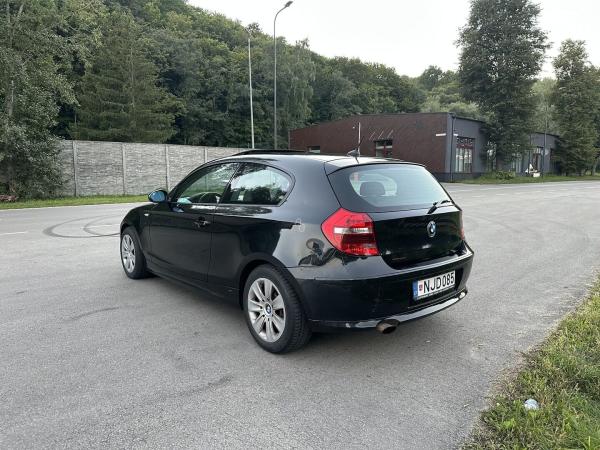 BMW 118 2008 in Kaunas on AUTOMOTO.COM.LV Black BMW 118 2008 in Kaunas, with an engine capacity of 2.00 L and mileage of 301 thousand km for 2550 €, photo 4 on AUTOMOTO.COM.LV