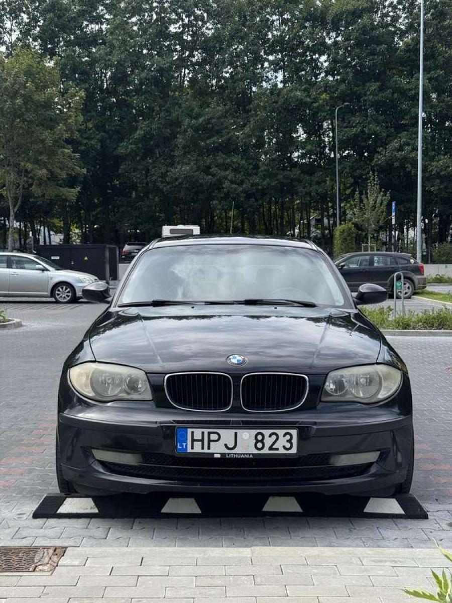 Melns BMW 118 2008 Viļņa, ar dzinēja tilpumu 2.00 L un nobraukumu 296 tūkst. km par 1799 €, foto 4 vietnē AUTOMOTO.COM.LV