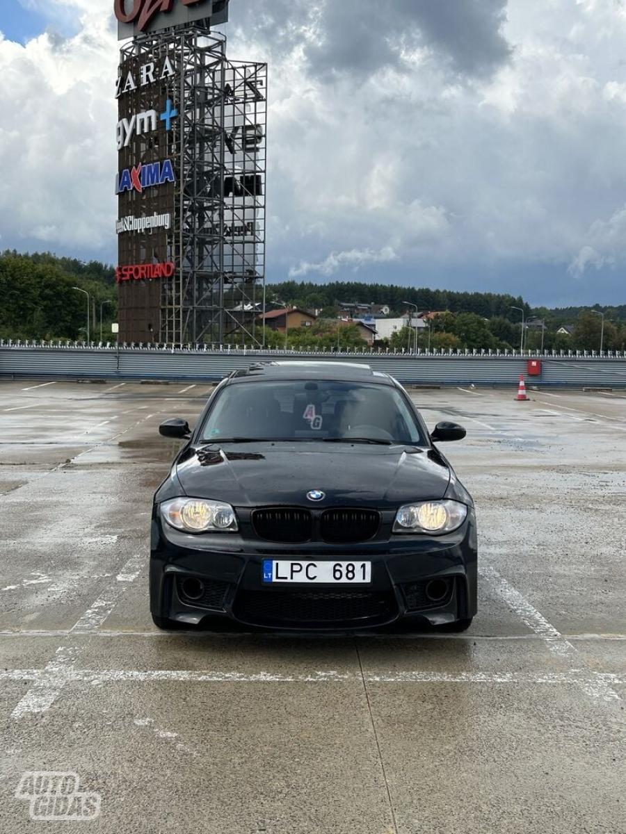 Black BMW 118 2008 in Vilnius, with an engine capacity of 2.00 L and mileage of 292 thousand km for 2750 €, photo 3 on AUTOMOTO.COM.LV
