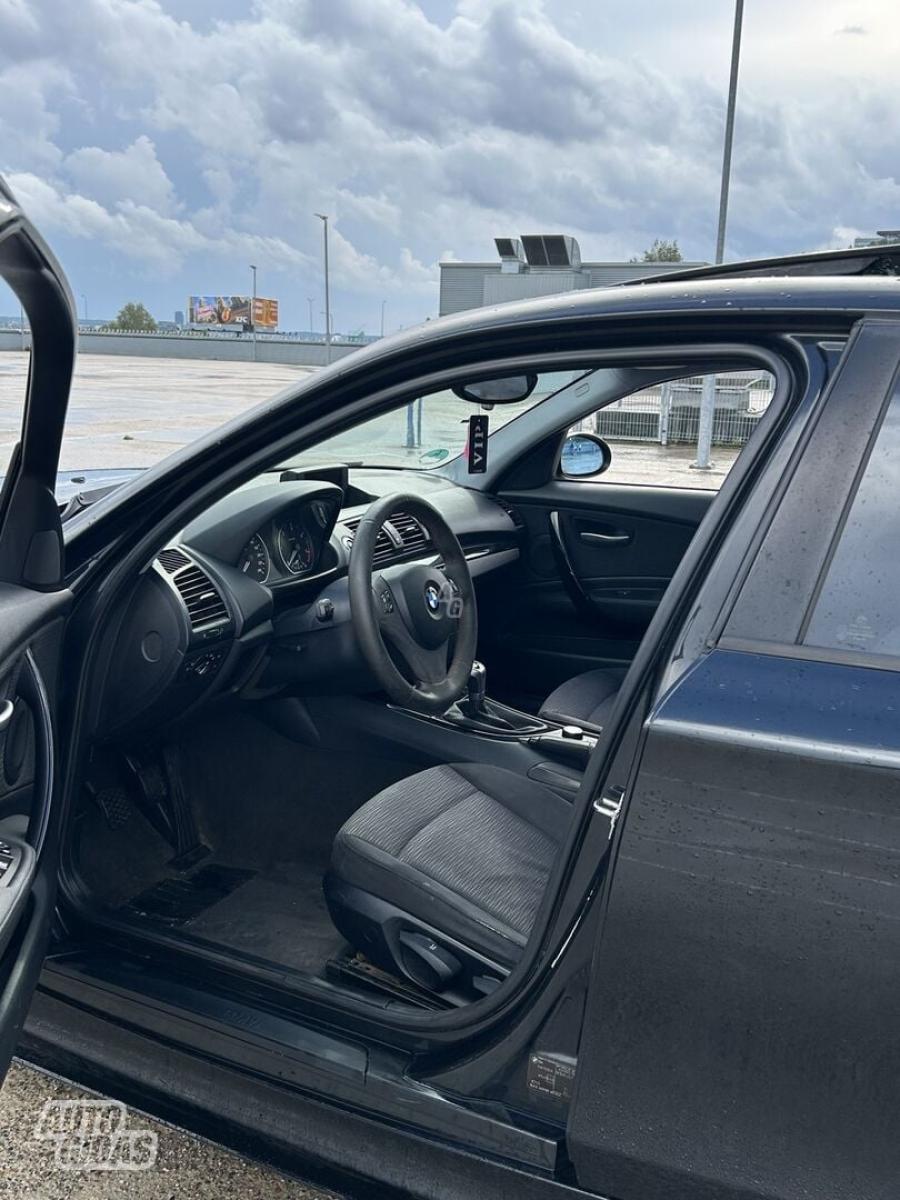 Black BMW 118 2008 in Vilnius, with an engine capacity of 2.00 L and mileage of 292 thousand km for 2750 €, photo 12 on AUTOMOTO.COM.LV