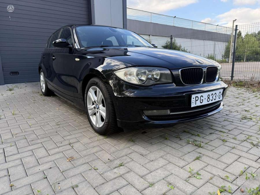 Black BMW 118 2008 in Kaunas, with an engine capacity of 2.00 L and mileage of 282 thousand km for 2450 €, photo 1 on AUTOMOTO.COM.LV