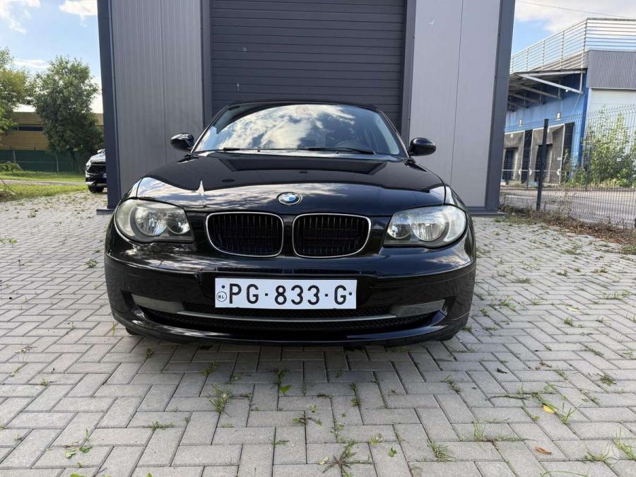 Black BMW 118 2008 in Kaunas, with an engine capacity of 2.00 L and mileage of 282 thousand km for 2450 €, photo 3 on AUTOMOTO.COM.LV