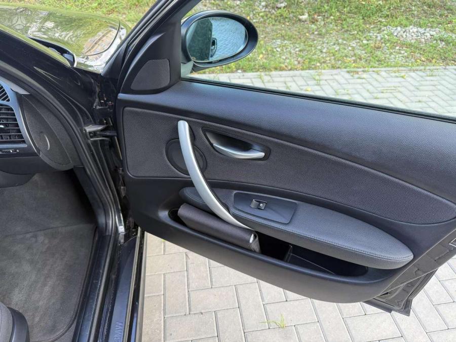 Black BMW 118 2008 in Kaunas, with an engine capacity of 2.00 L and mileage of 282 thousand km for 2450 €, photo 23 on AUTOMOTO.COM.LV